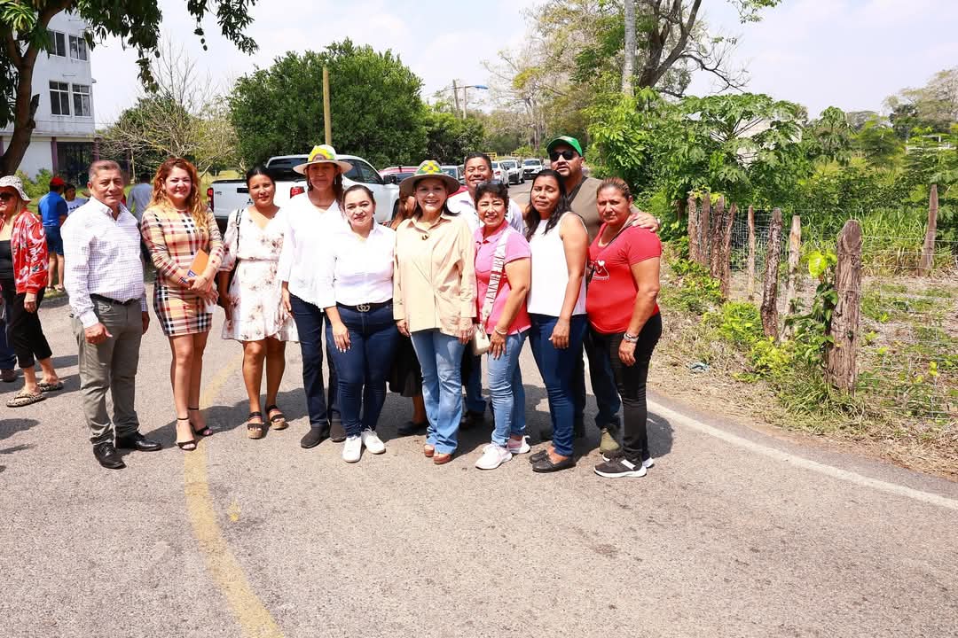 Cumple Yolanda Osuna con pavimentación de 2.5 km de carretera en Huapinol, Villa Parrilla – DDT